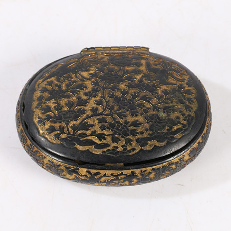 A LATE 19TH CENTURY BLACK LACQUERED AND GILT BRASS CHINESE SNUFF BOX ...
