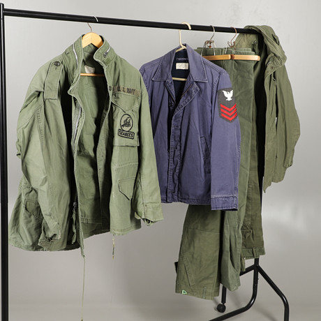 AN AMERICAN ARMY M65 FIELD COAT AND OTHERS. Weapons & Militaria ...