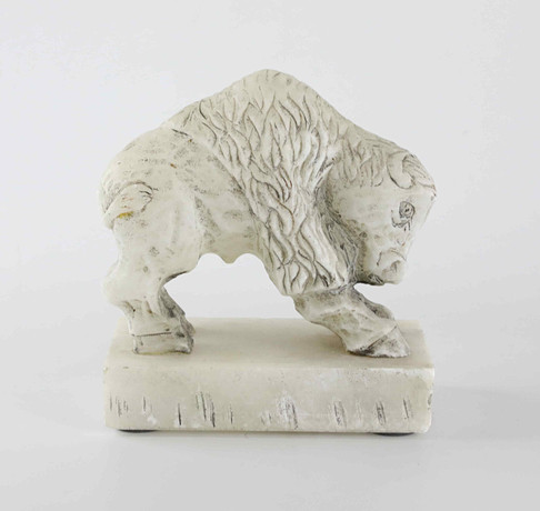 OIDENTIFIERAD KONSTNÄR. SKULPTUR, Bisonoxe, alabaster. Signerad. Konst ...