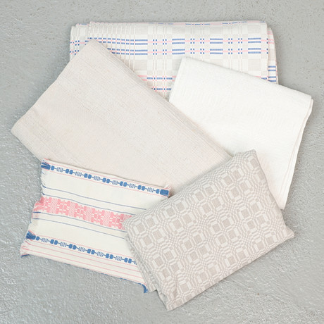 DUKAR, 5 st, linne och bomull, bl.a. med Blekingefärger. Mattor ...