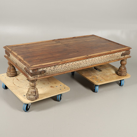 AN EASTERN STYLE COFFEE TABLE. Furniture - Tables - Auctionet