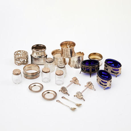 BATCH OF SILVER OBJECTS. 22 dlr, 8 napkin rings, 1 pair of butter tats ...