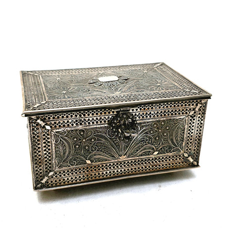 SILVER FILIGREE BOX WITH FLOWER MOTIF AND GEOMETRIC PATTERNS. Silver ...