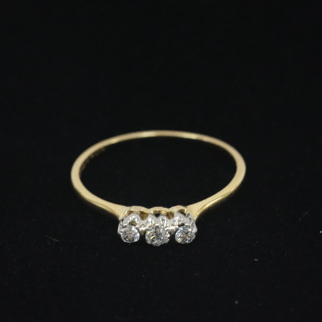 RING, 18K GULD MED TRE DIAMANTER. Smycken & Ädelstenar - Ringar - Auctionet