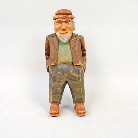 SKULPTUR, gubbe i snidat trä, signerad EP, daterad 1954. Konst ...