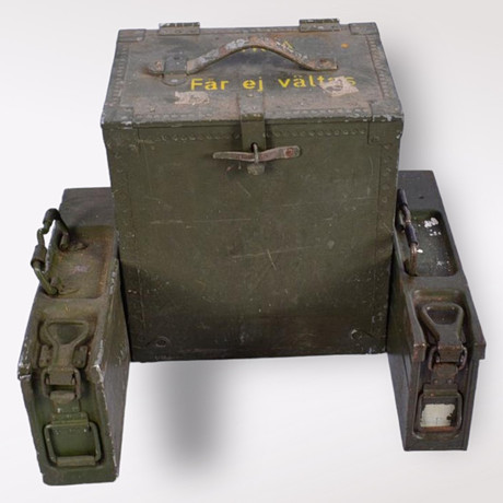 Three 20th Century Army Boxes. Weapons & Militaria - Other - Auctionet