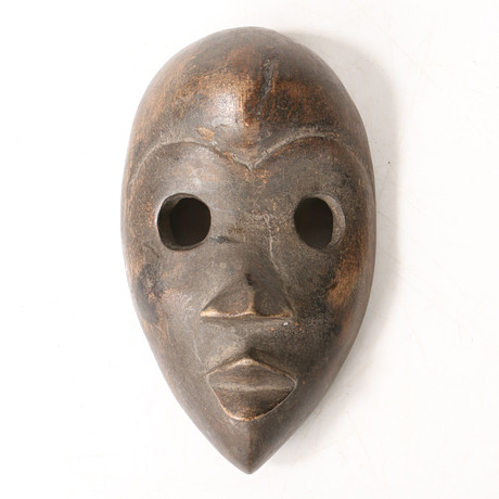 AN AFRICAN TRIBAL CARVED DAN MASK IVORY COAST/CÔTE D'IVOIRE. Tribal art ...