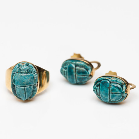 RING, guld,18k och skarabé, samt ÖRHÄNGEN, guld,18k och skarabé ...