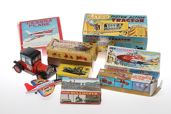 TIN TOYS 7 pieces JAPAN, TN, Modern Toys, SSS, DAIYA . Two plastic toys ...