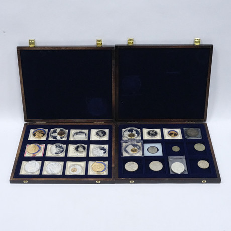 A BATCH OF COMMEMORATIVE COINS, INCLUDING SILVER, IN A CASE. Coins ...