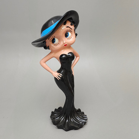 STOR FIGUR AV BETTY BOOP I POLYKROMT HARTS. Konst - Skulptur - Auctionet