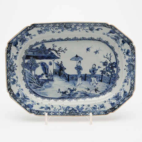 A Chinese serving dish, Jiaqing, (1796-1820), porcelain with painting ...