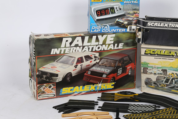 SCALEXTRIC. TWO MODEL RACING KITS. Toys - Toys - Auctionet