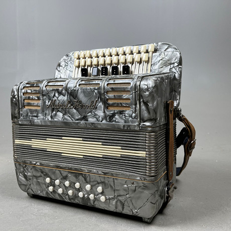 ACCORDION, Meinel & Herold. Miscellaneous - Musical instruments - Auctionet