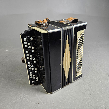 DRAGSPEL. Samlarföremål - Musikinstrument - Auctionet
