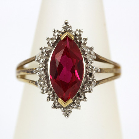 9CT RED STONE AND DIAMOND RING. Jewellery & Gemstones - Rings - Auctionet