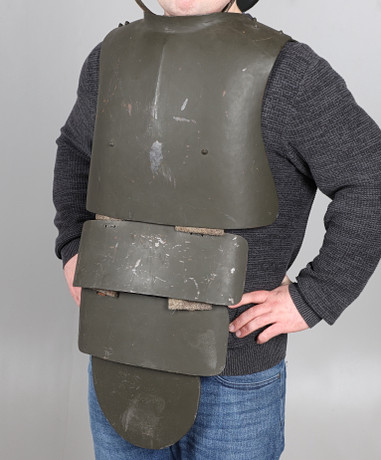 A REPRODUCTION SET OF FIRST WORLD WAR GERMAN BODY ARMOUR. Weapons ...