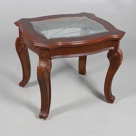 A REPRODUCTION MAHOGANY LOW CENTRE TABLE, OF SERPENTINE OUTLINE ...