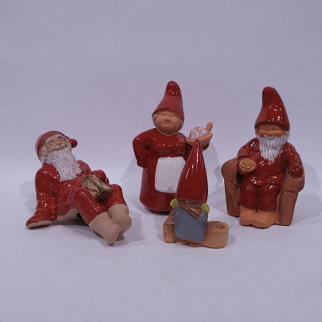 FYRA TOMTAR, BL.A LISA LARSON. Keramik & Porslin - Europeiskt - Auctionet