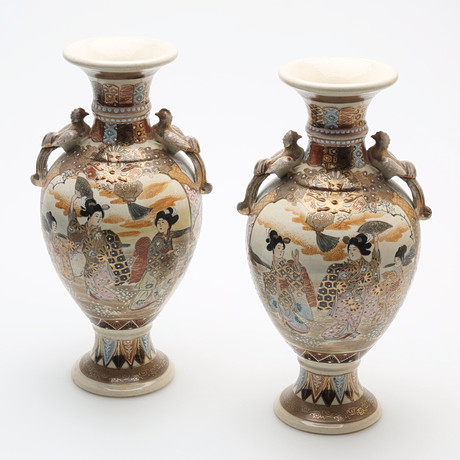 VASER, ett par, Satsuma, Japan, 1900-tal. Keramik & Porslin ...