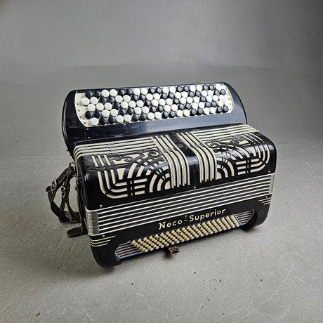 DRAGSPEL, Neco Superior. Samlarföremål - Musikinstrument - Auctionet