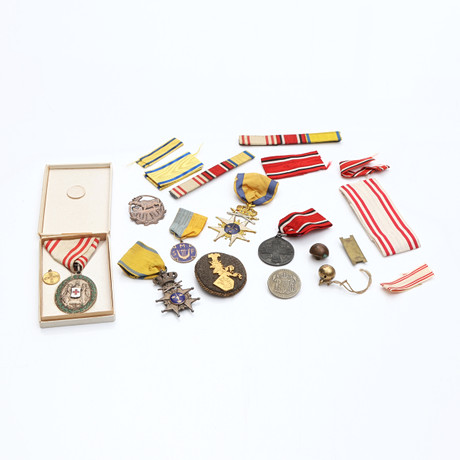 MEDALJER, TRE MEDALJER, BADGES osv. To Røde Kors-medaljer og Sværdets ...