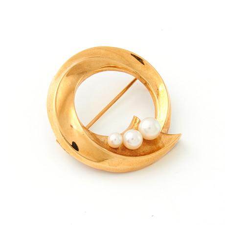 A brooch, 18k gold, 3 cultured saltwater pearls, Gustaf Dahlgren & Co, Malmö 1963. Jewellery ...