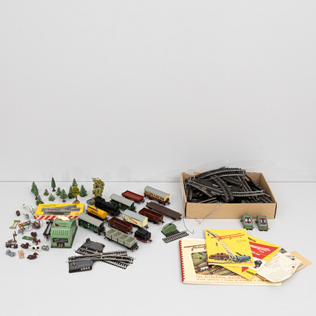 FLEISCHMANN 1305 steam locomotive with tender, 10 wagons, rails, gears ...