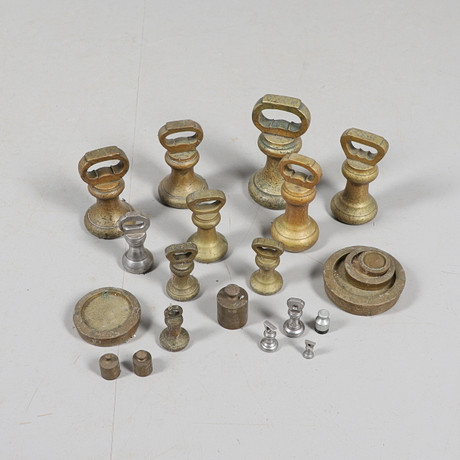 OLIKA ANTIK MÄSSING & ANDRA VIKTER. Samlarföremål - Musikinstrument ...