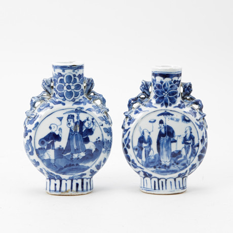 A set of 2 Chinese porcelain pilgrim mugs, 1800/20th century. Ceramics ...