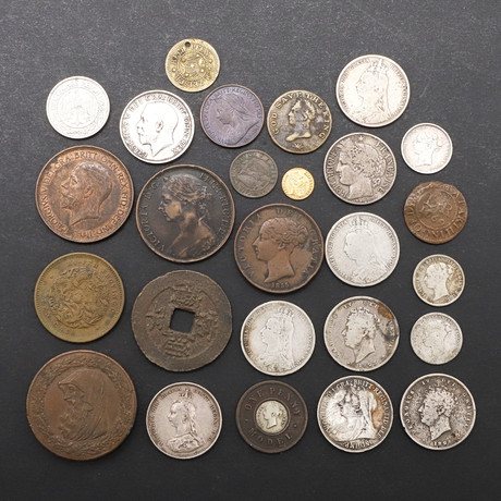 A SMALL COLLECTION OF COINS TO INCLUDE A DRUIDS HEAD PENNY AND OTHERS ...