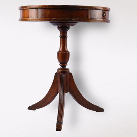 A 20th century English style carousel table. Furniture - Tables - Auctionet