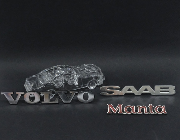 BMW GLASS CAR AND THREE CAR LICENSE PLATES. Glass - Art glass - Auctionet