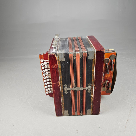 DRAGSPEL. Samlarföremål - Musikinstrument - Auctionet