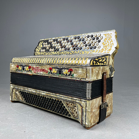 DRAGSPEL, Royal Standard. Samlarföremål - Musikinstrument - Auctionet