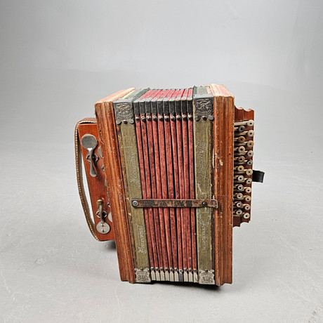 DRAGSPEL, Universal Accordeon. Samlarföremål - Musikinstrument - Auctionet