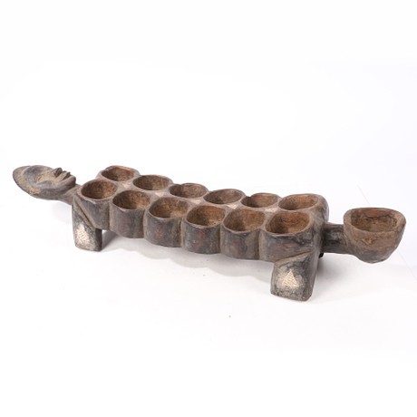 AN ASHANTI OWARE GAME BOARD, GHANA. Ethnographica - Auctionet