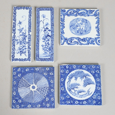 A PAIR OF EARLY 20TH CENTURY JAPANESE BLUE AND WHITE PORCELAIN ...