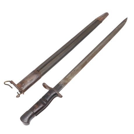 A FIRST WORLD WAR REMINGTON 1913 PATTERN BAYONET AND SCABBARD. Weapons ...