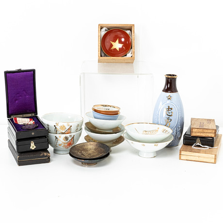 JAPANESE OBJECTS, collection including campaign medals, sake cups etc ...