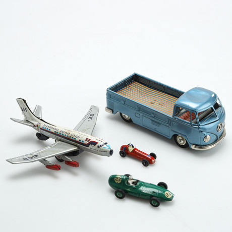 LEKSAKSBILAR SAMT FLYGPLAN, 4 delar, 1900-talets mitt. Leksaker ...