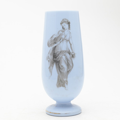 Vas i Napoleon III-stil i opalt ljusblått glas med grisaille dekoration ...