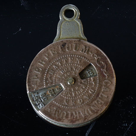 EVIGHETSKALENDER, "Calendarium Perpetuum", i form av mynt, vitmetall ...