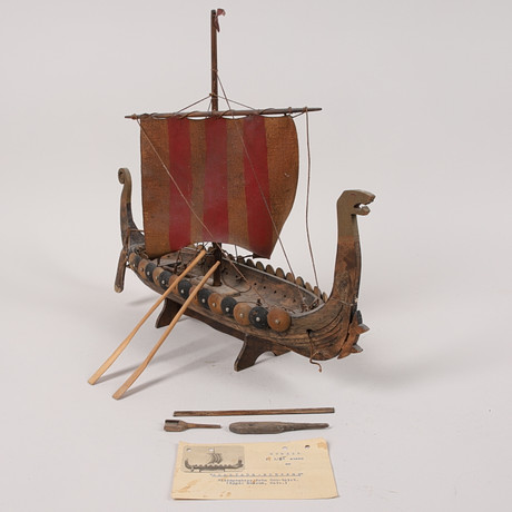 SKEPPSMODELL, trä, föreställande vikingaskepp, 1900-tal. Samlarföremål ...
