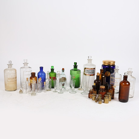 APOTEKSBURKAR OCH FLASKOR, SAMLING 1800-TALETS OCH SENARE ÅR (ANTAL ...