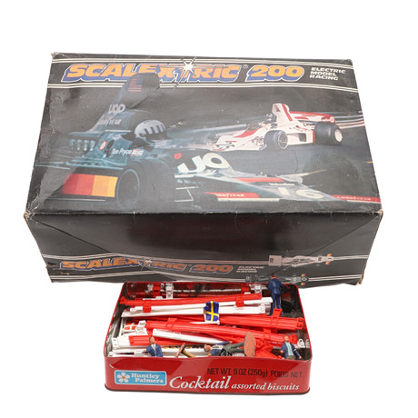 A SCALEXTRIC RACING SET. Toys - Toys - Auctionet