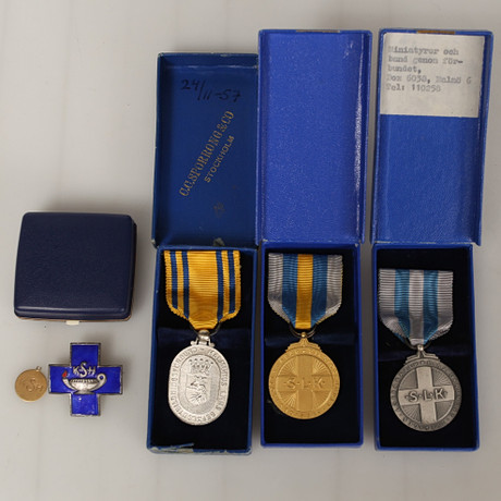 MEDALJER, Diverse svenska medaljer och en sjukskötersebrosch. Mynt ...
