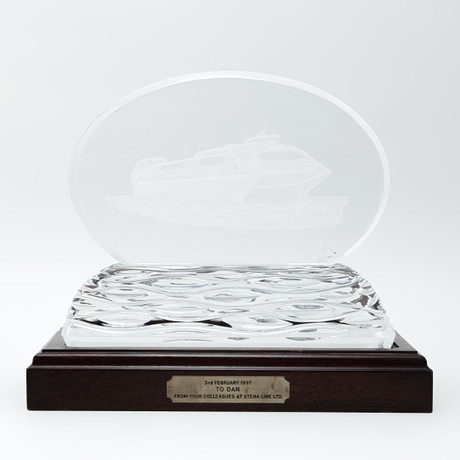 A GLASS SCULPTURE, Stena LINE's catamaran. Glass - Art glass - Auctionet