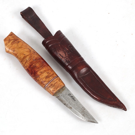 KNIV, handtag i masurbjörk, blad av Jonny Axling, Gränsfors bruk. Vapen ...