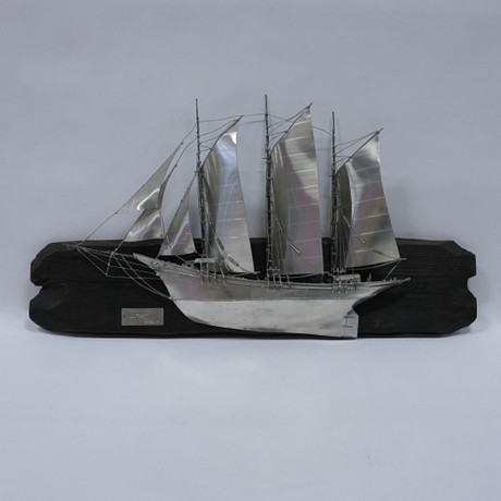 HALF-BOAT MODEL, SIGNED. Collectables - Technica & Nautica - Auctionet
